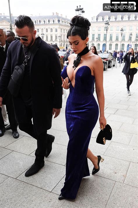 Kylie Jenner Sexy Seen Flaunting Her Deep Cleavage At Paris Fashion