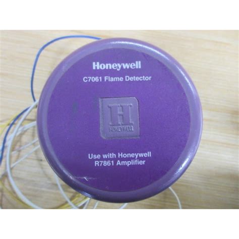 Honeywell C7061a 1012 Flame Detector C7061 W Mounting Bracket Used