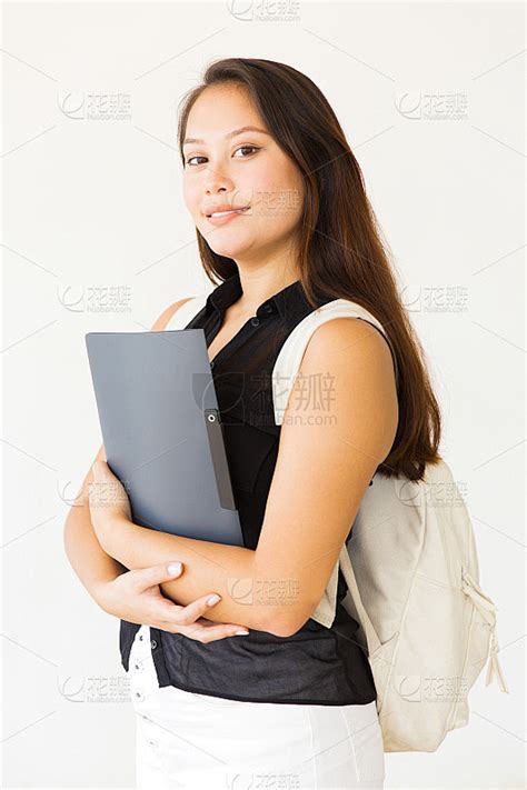 快乐的年轻女子与文件夹和背包