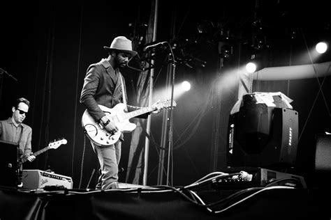 무료 이미지 검정색과 흰색 음악회 밴드 살고 있다 정경 음악가 검은 단색화 제전 Eosm 작살 단계 2013 년 벨 포르 에어 본 유로 동전