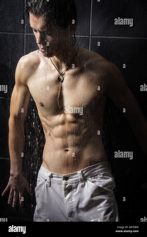 Mann Unter Der Dusche Fotos Und Bildmaterial In Hoher Auflösung Alamy