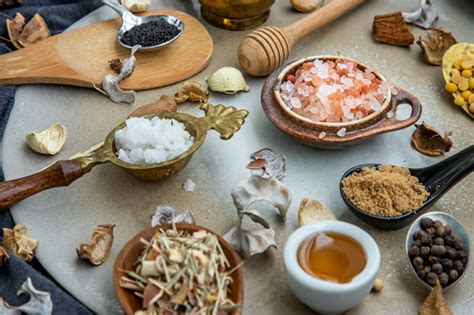 다양한 향신료와 허브는 발크 배경에 꿀과 소박한 스타일의 0명에 대한 스톡 사진 및 기타 이미지 0명 개념 건강관리와