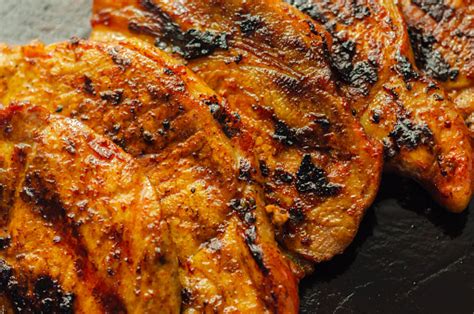 신선하고 육즙이 많은 돼지 허리 스테이크 나무 판에 구운 고기 구이에 대한 스톡 사진 및 기타 이미지 구이 구이 디너 돼지 Istock