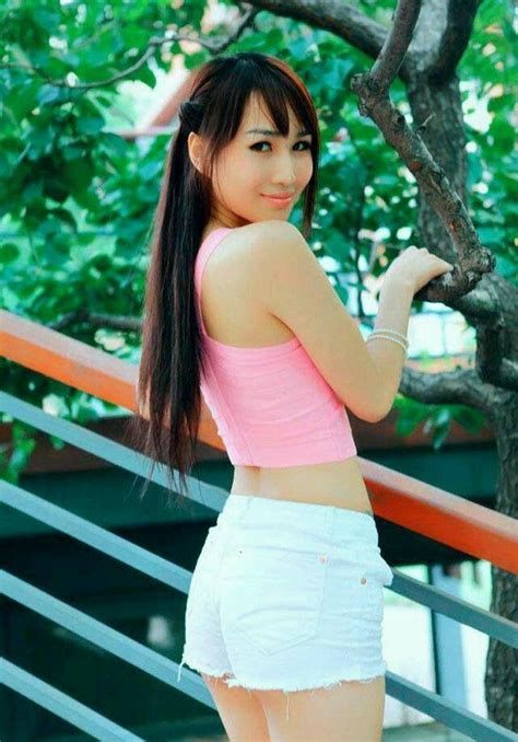 小智圖說 很清麗氣質的漂亮姑娘，在公園小道咖啡廳四處散心！ 每日頭條