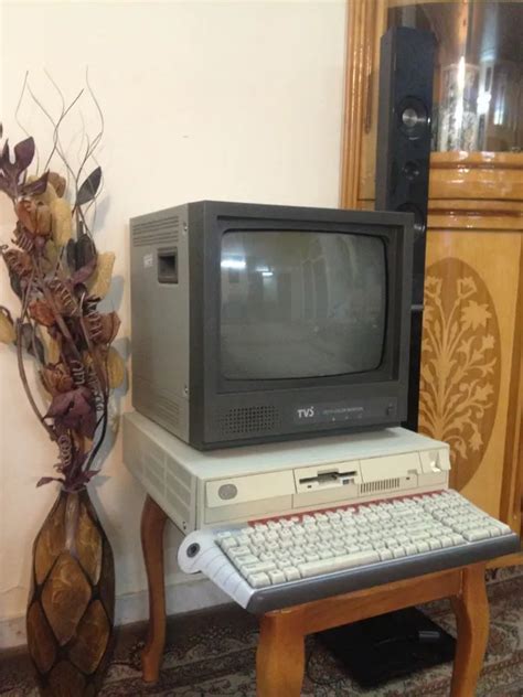 مانیتور قدیمی فلزی