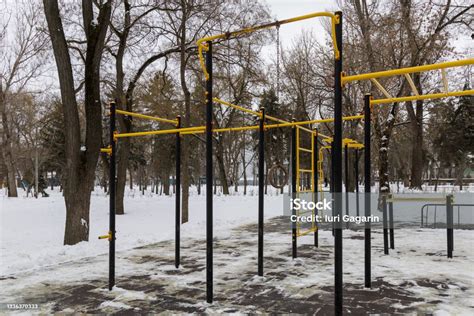 부상 놀이터 또는 안전하지 않은 체조 장비 반지를 찢어 텍스트 또는 비문에 대한 공간을 복사합니다 0명에 대한 스톡 사진 및 기타 이미지 Istock