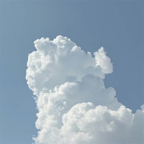 Foto Awan Halus Melawan Langit Biru Yang Indah Gambar Awan Gratis Di Unsplash