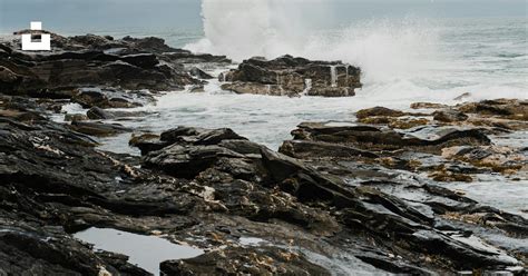 해변의 바위에 부딪히는 큰 파도 사진 Unsplash의 무료 해안선 이미지