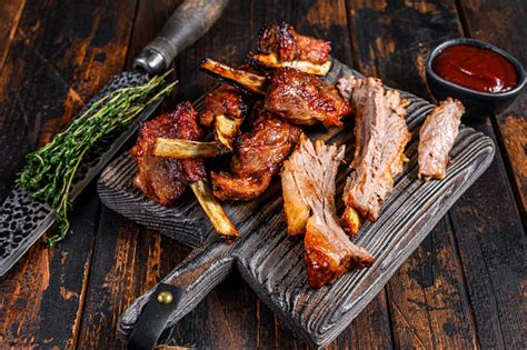 바비큐 그릴에 구운 송아지 짧은 여분의 허리 갈비도 도마에 구워 어두운 나무 배경 위쪽 보기 0명에 대한 스톡 사진 및 기타 이미지 Istock