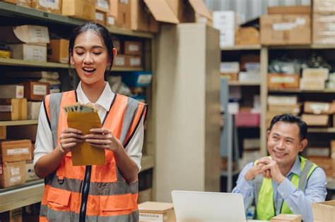 El empleado trabajador recibe un salario más un buen día de pago de