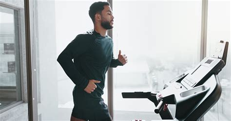 남자 활동적이고 유산소 운동 운동 및 훈련 성능을 위해 체육관의 러닝 머신에서 달리고 있습니다 아침 루틴을 위한 피트니스 남성 러너 또는 기계 회복력 목표의 지구력 또는