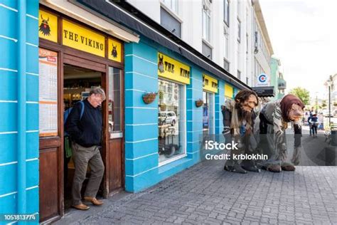 작은 마 사람들 마 도시 여름 바이킹 기념품이 게가 게 밖으로 산책 하는 사람에에서 거리 길가 아이슬란드에 대한 스톡 사진 및 기타 이미지 Istock