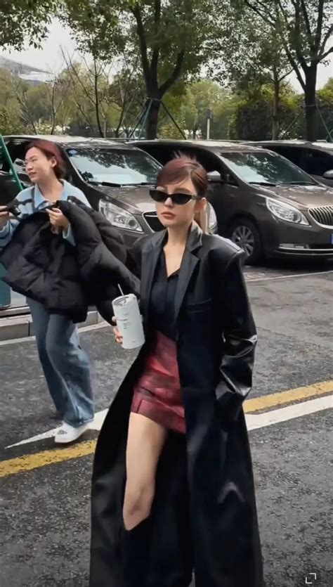 周扬青一身黑色皮衣率性酷飒 戴墨镜欧美感十足 网友 白色 鱼尾