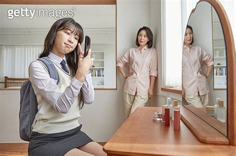 십대소녀 여성 고등학생 사춘기 색조화장 화장품 엄마 가족 교복 셀프카메라 포즈취하기 이미지 jv 게티이미지뱅크