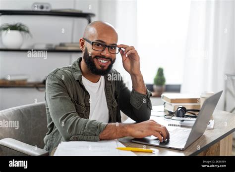 Porträt Eines Positiven Freiberuflichen Latino Mannes Der Am Laptop