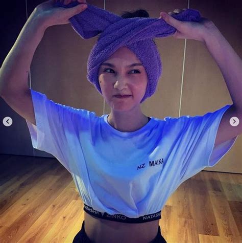 杨丞琳升级人妻后努力保持身材，晒健身照脸颊绯红，马甲线超吸睛