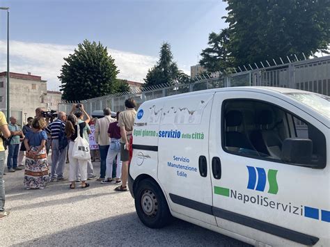 Il Comune Di Napoli Sfratta Il Centro Che Fa Vestiti Con Gli Scarti