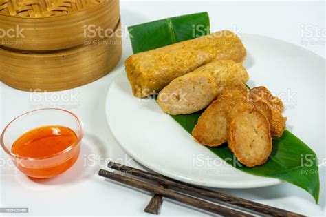 찐 두부 껍질로 싸인 다진 고기로 만든 Kekian Hekeng 또는 Ngohiong 음식의 개념 사진은 식탁에 소스와 함께