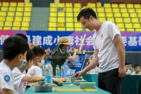 重庆：围棋世界冠军与棋手切磋棋艺 人民图片网