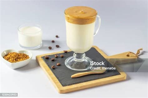 차가운 달고나 커피 흰색 배경에 유리 컵에 인스턴트 커피 설탕 우유로 만든 트렌드 한국 음료 0명에 대한 스톡 사진 및 기타 이미지 Istock