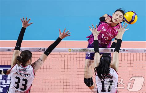 김연경 반대쪽으로 뉴스1