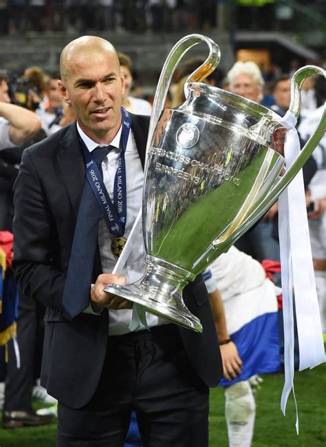 Real Madrid Trainer Zinédine Zidane Tritt Zurück Blick