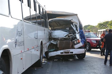 Duas Pessoas Ficam Presas Nas Ferragens De Acidente Entre ônibus E