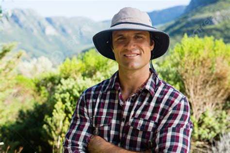 พื้นหลังเกษตรกรฉายแววรอยยิ้มขณะยืนกอดอกอย่างมั่นใจ รูปถ่าย และรูปภาพสำหรับดาวน์โหลดฟรี Pngtree