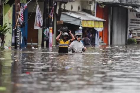 Update Banjir Jakarta 2 RT Dan 1 Ruas Jalan Di Cilandak Jaksel Masih