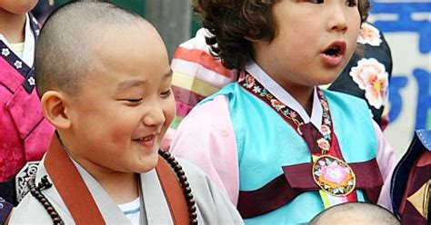 밝게 웃는 동자승