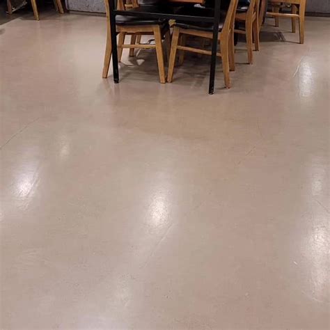 방수합판위에 주택외벽리모델링에서 타공형노출콘크리트 연출로서 유럽풍 고강도 콘플로아노출스톤 작업모습예 특허상표제품인 콘플로아에는 발암물질이 있다고 보고되고냄새나고 미끄럽고