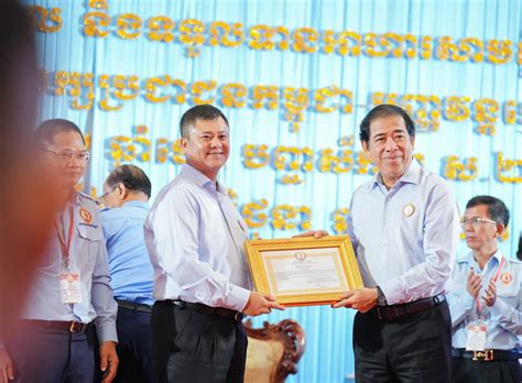 ឯកឧត្តម ហ៊ុន ម៉ានិត ទទួលទានអាហារសាមគ្គីជាមួយក្រុមការងារយុវជនបក្សប្រជាជនកម្ពុជា បញ្ញវន្តក្មេងវត្ត