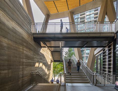 画廊 裙房高于街道 26 米，2u 商业大厦 Pickard Chilton 2