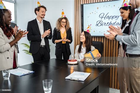 사무실에서 함께 여성 동료의 생일을 축하하는 남녀 동료에 대한 스톡 사진 및 기타 이미지 동료 동업 생일 Istock