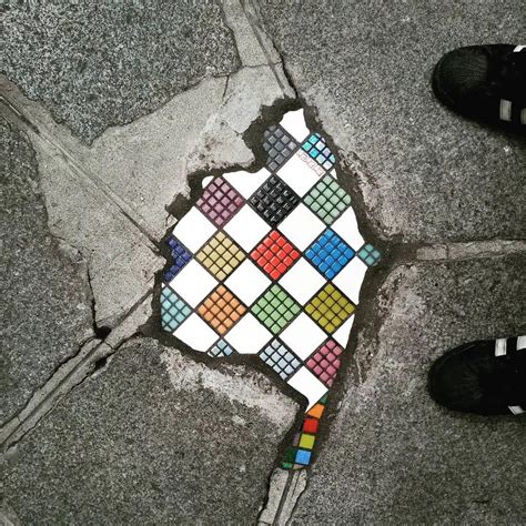 这就是艺术的魅力坑坑洼洼的路面被他修成了艺术品 知乎