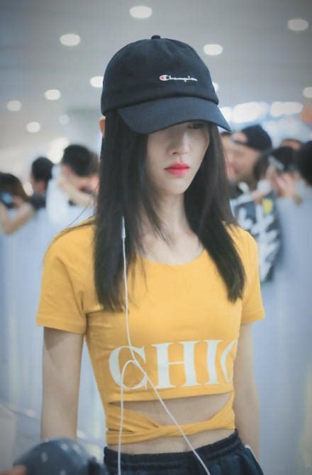 20歲孟美岐與24歲鞠婧禕同穿露臍裝，誰是「腰精」一目了然！ 每日頭條