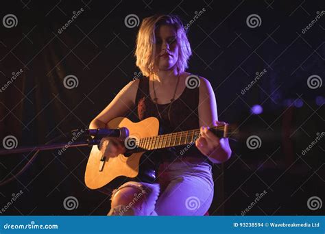 Chitarrista Femminile Che Esegue Nel Concerto Di Musica Fotografia