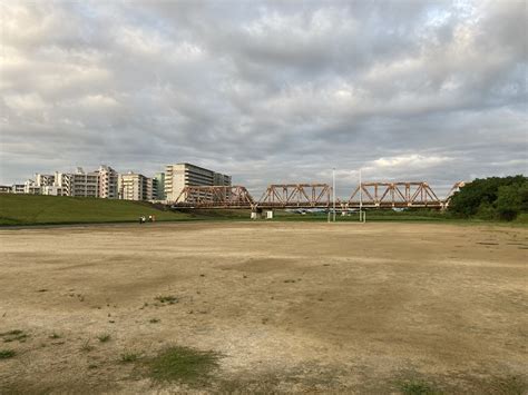 大阪市淀川河川敷公園赤川地区サッカー場サッカーグラウンド情報淀川沿いの土のグラウンドです風情のある赤川鉄橋の下にあります
