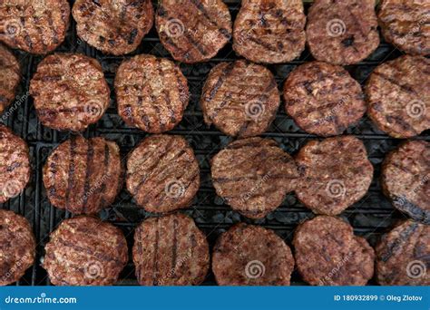 Grande Quantidade De Hambúrgueres De Carne Grelhada Muitos Hambúrgueres Na Grelha Elemento