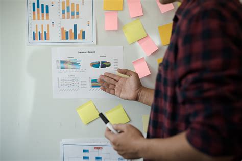 젊은 아시아 격자 무늬 셔츠를 입고 캐주얼 회의실에서 그의 사업에 대 한 프레 젠 테이 션 지침을 방 앞에 서 가리기에 대한 스톡 사진 및 기타 이미지 Istock