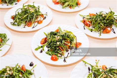 닭고기 토마토 견과류와 혼합 녹색 Arugula Mesclun 종이 테이블에 신선한 샐러드와 많은 접시 건강에 좋은 음식 0명에