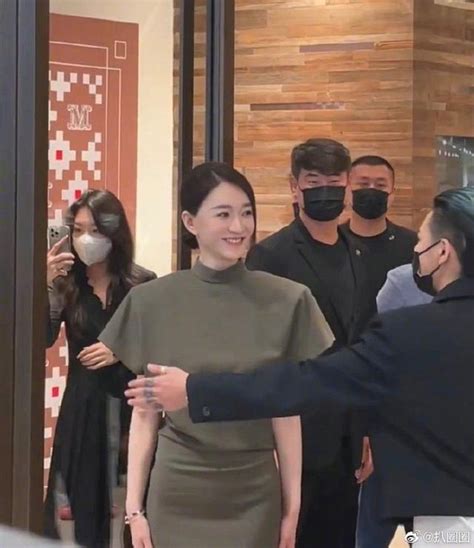 李小冉46岁近照释出 皮肤紧致身材纤细状态好新浪图片