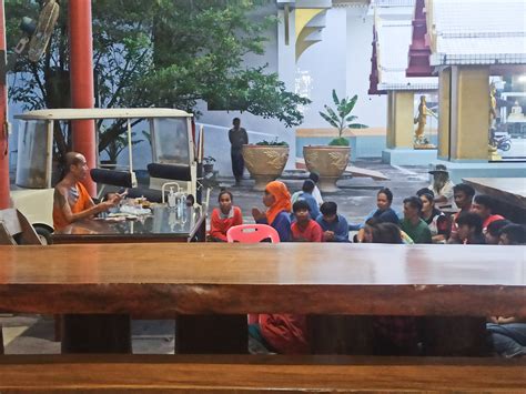 วันศุกร์ ที่ ๓๐ กันยายน ๒๕๖๕ พระคุณหลวงพ่อโนรี จ่ายค่าแรงคนงานก่อสร้างภายในวัดหนองหญ้าปล้อง ซึ่ง