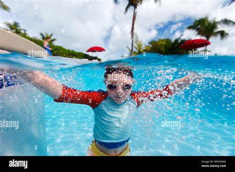 Porträt Von Einem Niedlichen Kleinen Jungen Schwimmen Unter Wasser
