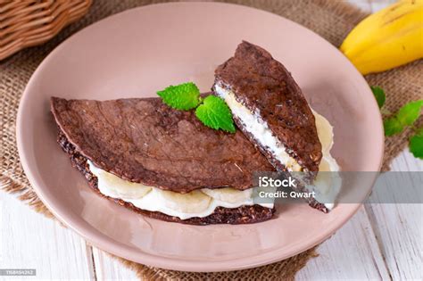 나무 배경에 바나나와 치즈와 오트밀에서 초콜릿 팬케이크 0명에 대한 스톡 사진 및 기타 이미지 0명 과일 그래놀라