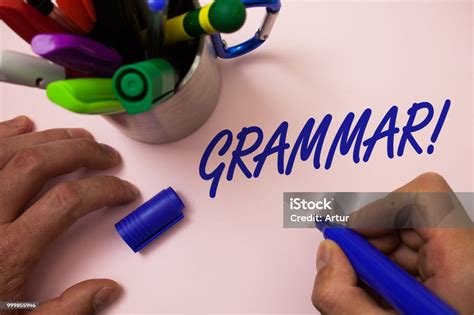 필기 텍스트 문법 동기 호출을 작성 합니다 시스템 및 흰색 배경 마커 노트북 아이디어를 들고 언어 쓰기 규칙 남자 작업 영감의