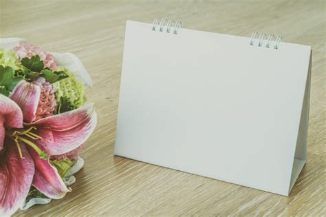 Calendar Mockup Бесплатные векторные изображения и Psd для скачивания