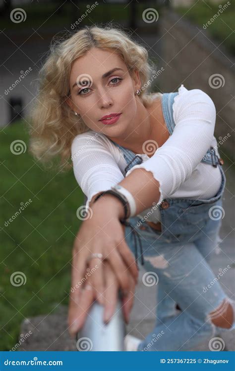 Linda Mulher Se Posando Na Rua Imagem De Stock Imagem De Atrativo