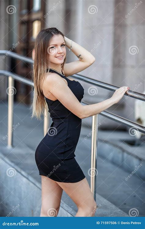 Jeune Femme Dans Une Robe Courte Sexy Photo Stock Image Du Studio