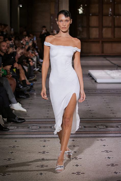 Bella Hadid Cùng Chiếc Váy Phun Sơn Gây Sốt Trên Sàn Diễn Coperni Elle